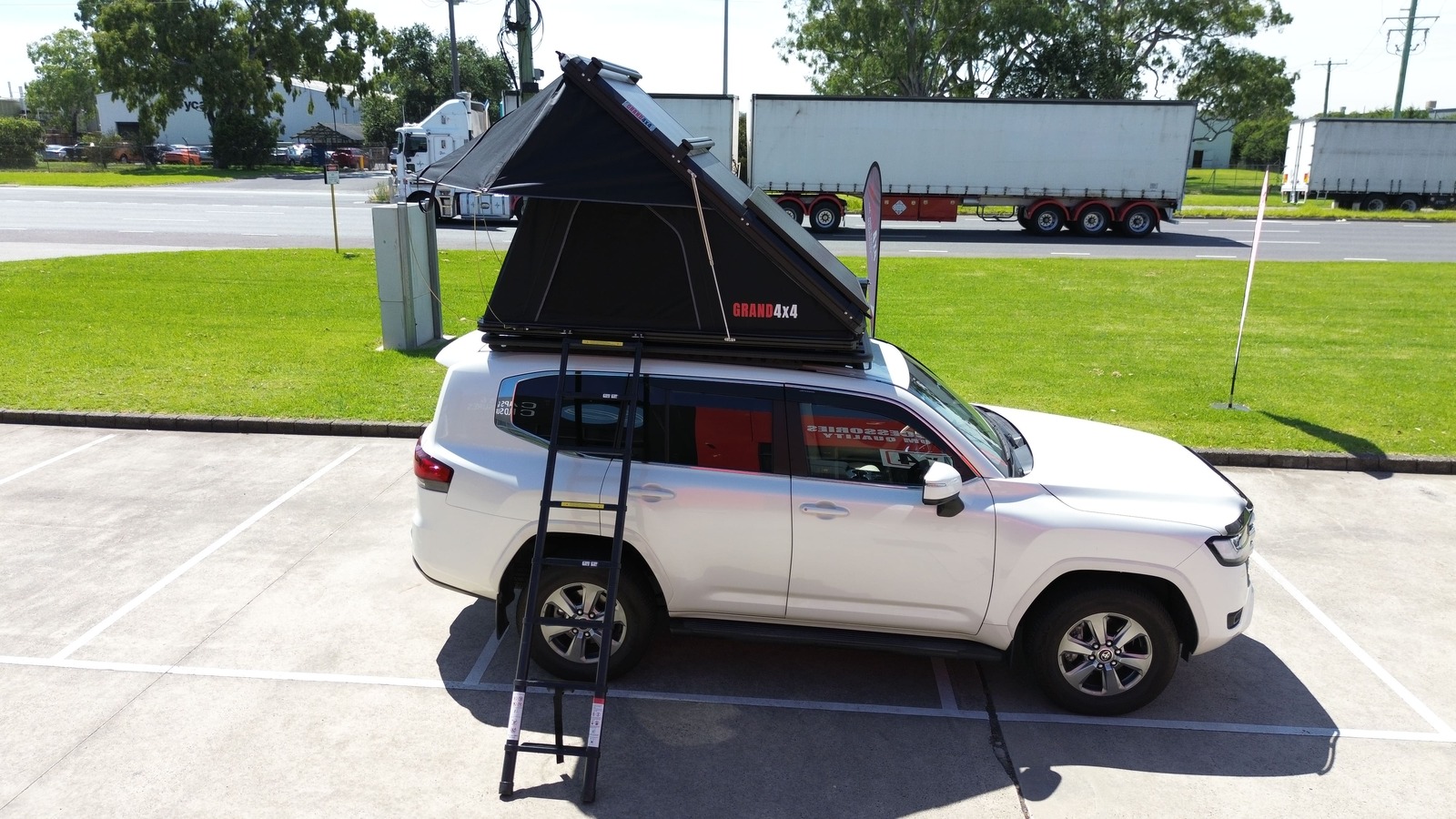 G4 Adventure Rooftop Tent + Solar Panel + Roof Rack - GRAND4x4
