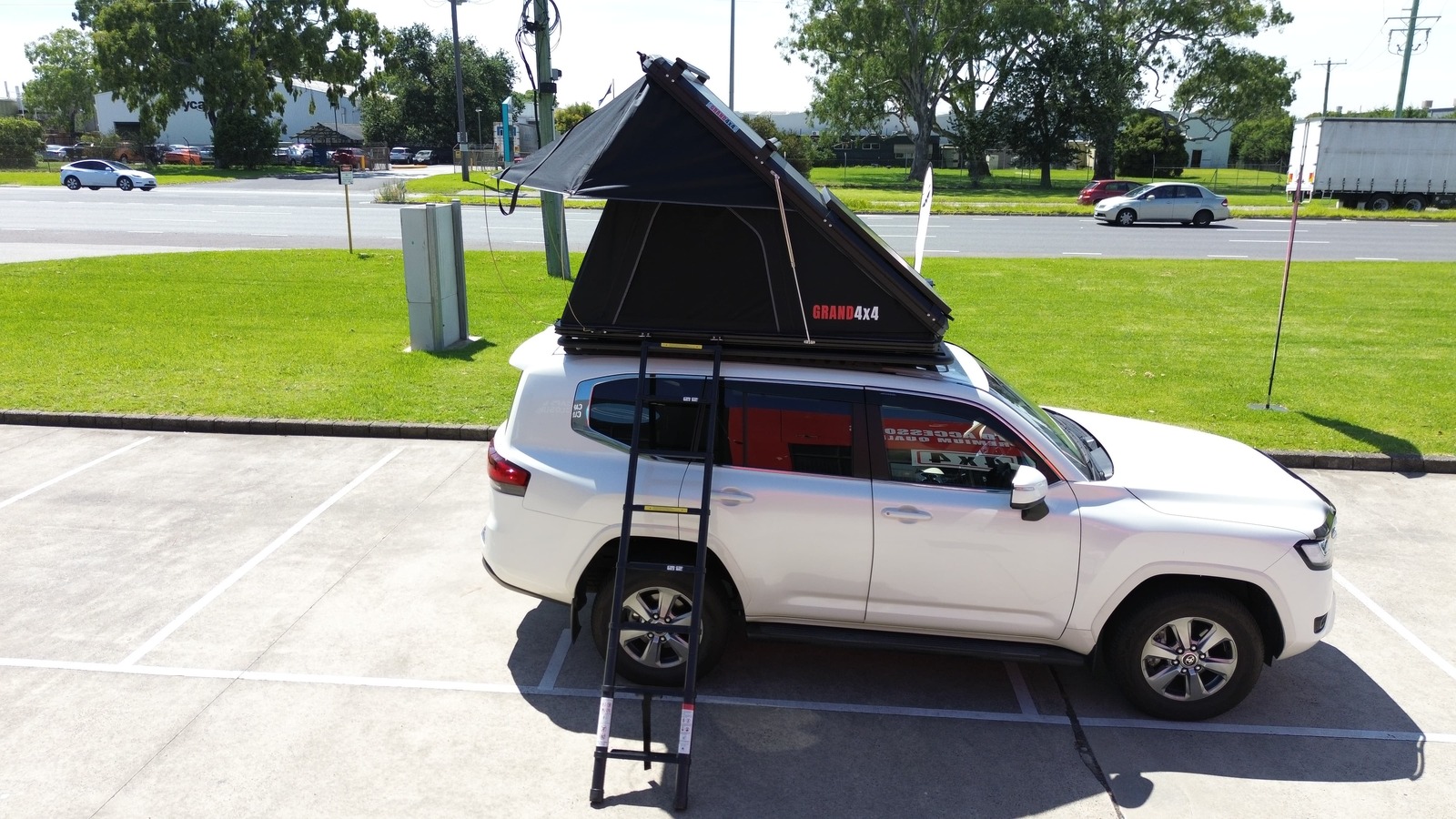 G4 Adventure XL Rooftop Tent + Solar Panel + Roof Rack - GRAND4x4