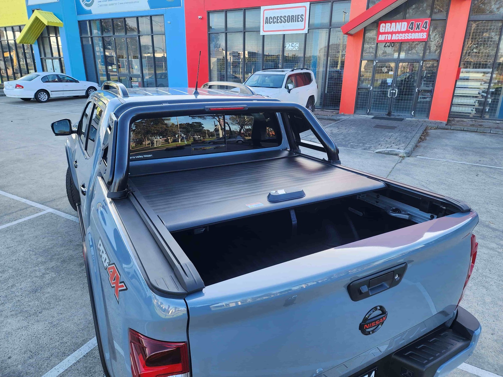 Rectractable Roller Shutter Tonneau Cover for Nissan Navara NP300 2015 ...